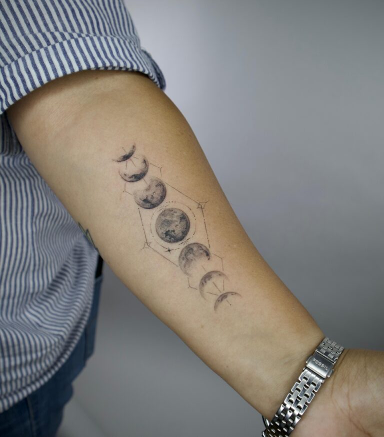 Tatuajes “fine-line” elegancia y perfección en cada trazo - Ciudad ...